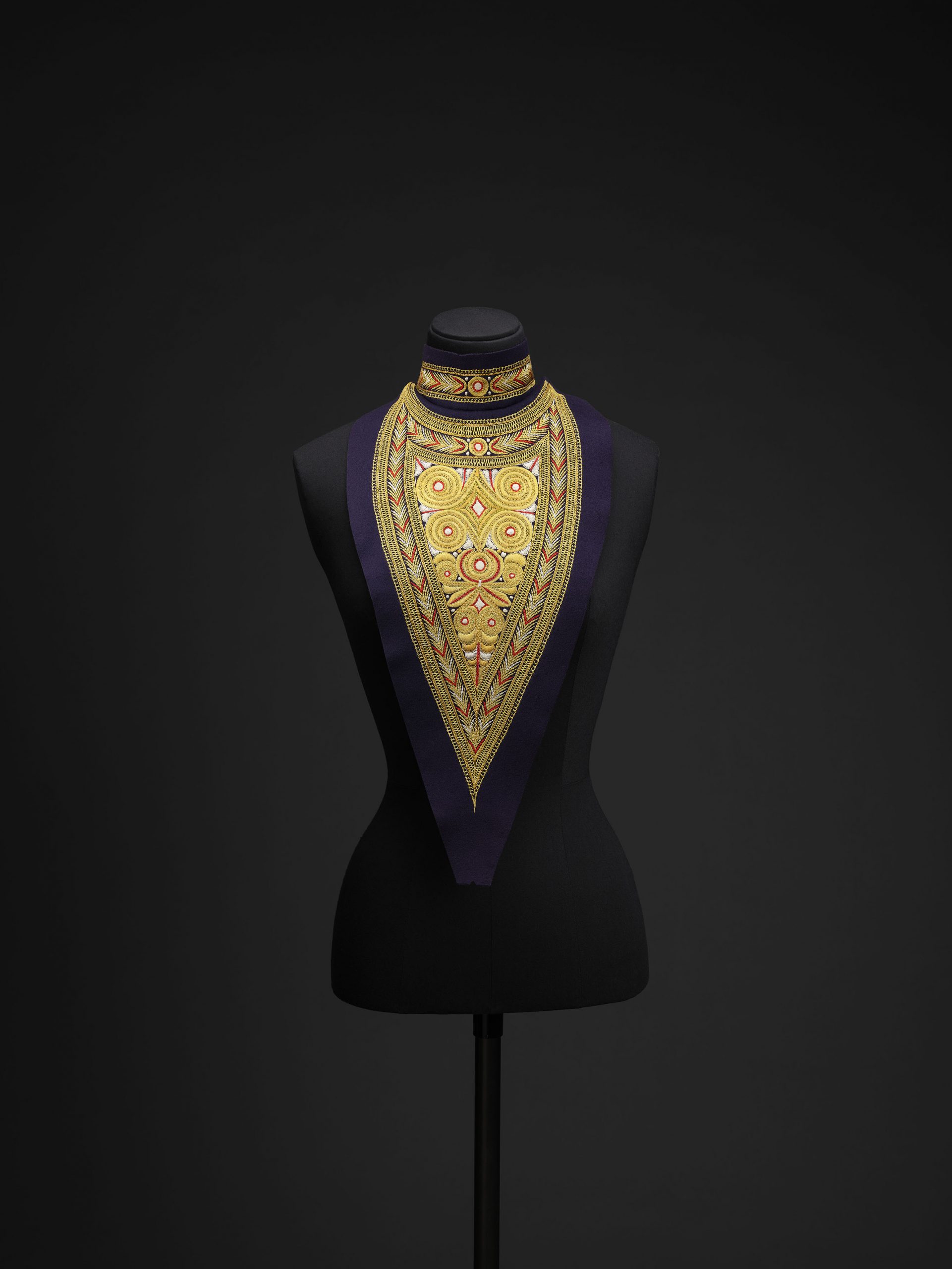 Fashion Folklore. La couture sur les ailes de la tradition. | Sudnly